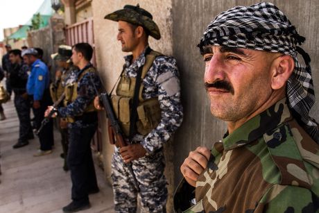 imágenes de Kurdish peshmerga fighters preparing to defend against ISIS ...