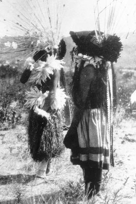 9 Native american indian regalia and costumes Stock Pictures, Editorial ...