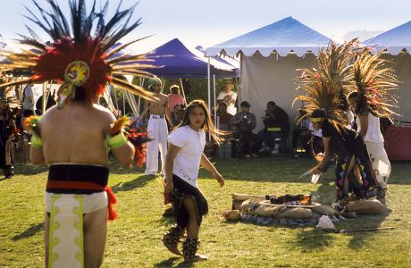 9 Native american indian regalia and costumes Stock Pictures, Editorial ...