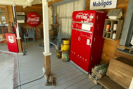 __COUNT__ MARK REIFF HAS CONVERTED HIS BUNGALOW INTO A REPLICA 1950S ...