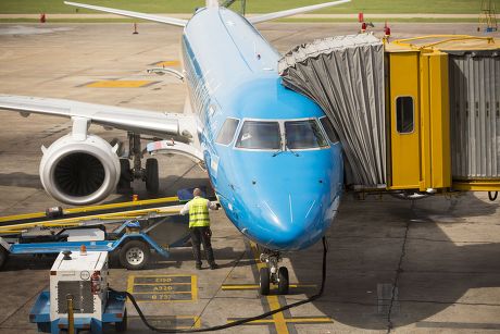8 Airplane handler Stock Pictures, Editorial Images and Stock Photos ...