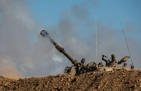17 155mm howitzer firing Stock Pictures, Editorial Images and Stock ...