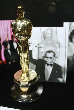 32 1975 academy awards Stock Pictures, Editorial Images and Stock ...