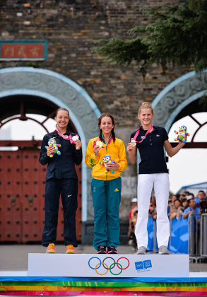Gold Medalist Australias Brittany Dutton Centre Editorial Stock Photo