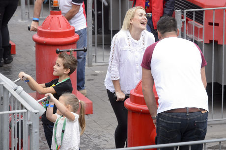 Claire Richards Husband Reece Hill Children Editorial Stock Photo ...