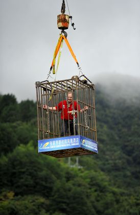 Chained escapologist escapes from cage dangling above lake, Zhangjiajie ...