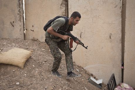 Fighter Belonging Syriankurdish Ypg Changes Position Editorial Stock ...