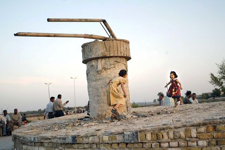 IRAQ WAR - AFTERMATH - APR 2003 Stock Pictures, Editorial Images and ...