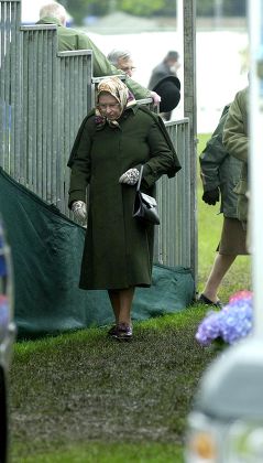 Queen Elizabeth Ii Walking Through Mud Editorial Stock Photo - Stock ...