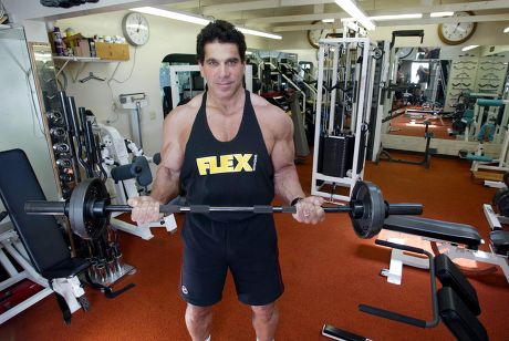 __COUNT__ LOU FERRIGNO IN HIS GYM AT HOME IN SANTA MONICA, LOS ANGELES ...