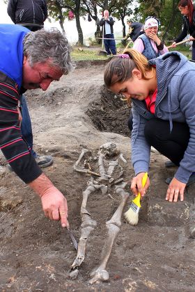 Archaelogists Inspect Grave Featuring Skeleton Iron Editorial Stock ...