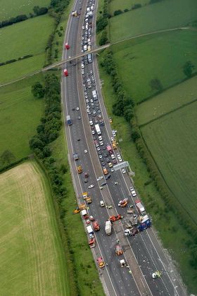 imágenes de ACCIDENT AT JUNCTION 19 ON THE M1 WHEN A LOWLOADER CARRYING ...