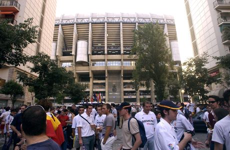 Real Madrid Football Fans Outside Estadio Editorial Stock Photo - Stock ...