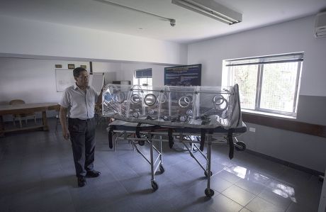 Employee Handles Stretcher Mobile Isolation Chamber Editorial Stock ...