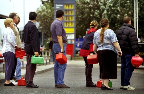People Queuing Petrol Station During Fuel - Foto de stock de contenido ...