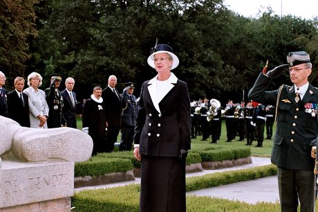 __COUNT__ QUEEN MARGRETHE II AND ANDERS FOGH RASMUSSEN PAYING TRIBUTE ...