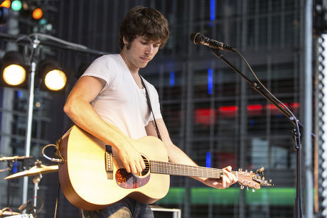 American Singer Songwriter Brett Newski Performing Editorial Stock ...