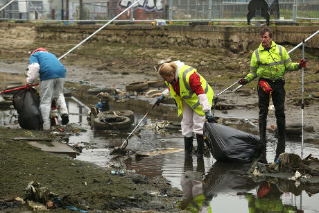 The Canal and River Trust clean up the Grand Union Canal, London ...