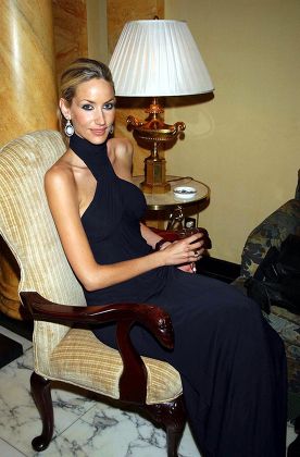 'PINK ICE BALL', DORCHESTER HOTEL, LONDON, BRITAIN - OCT 2003 Stock ...