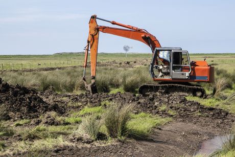 250 Excavator digging Stock Pictures, Editorial Images and Stock Photos ...