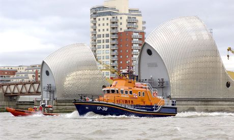 GRAVESEND LIFEBOATMEN IN AN ATLANTIC 75 BOAT ESCORTING THE NEW RNLI ...