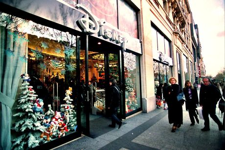 26 Disney store window Stock Pictures, Editorial Images and Stock ...
