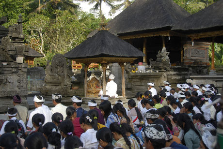 Bali Hinduism Believers Meeting Prayer Ceremony Editorial Stock Photo ...