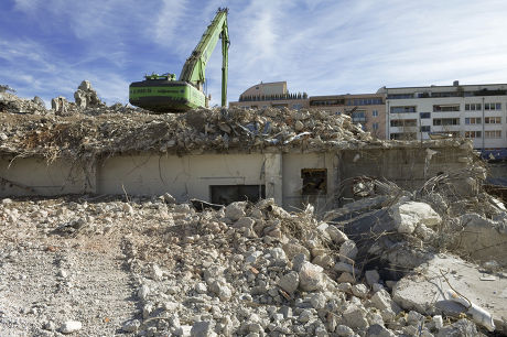 43 Exteriors of a wrecked building Stock Pictures, Editorial Images and ...
