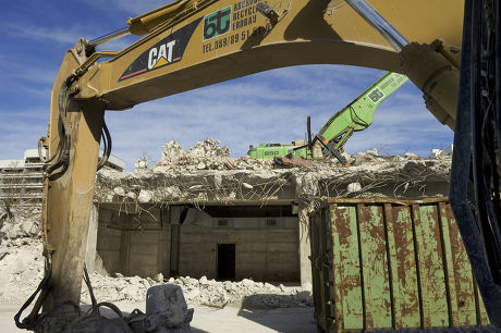 43 Exteriors of a wrecked building Stock Pictures, Editorial Images and ...