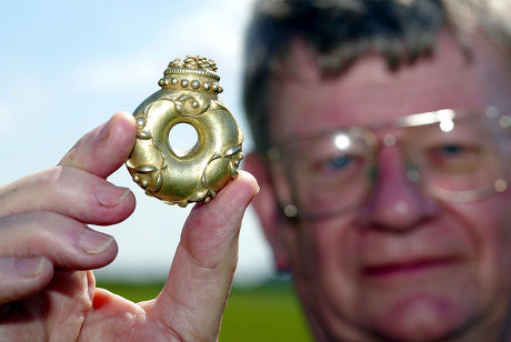 MISSING GOLD TORC WHICH BELONGED TO QUEEN BOUDICCA FOUND IN A FIELD 40 ...