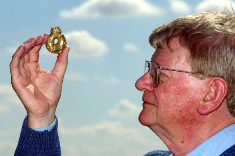 MISSING GOLD TORC WHICH BELONGED TO QUEEN BOUDICCA FOUND IN A FIELD 40 ...