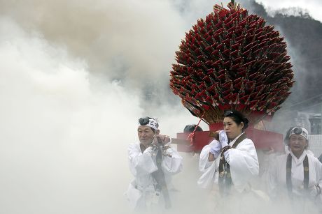 Practitioners Shugendo Religion Surround Path Smoldering - Foto de ...