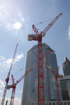 39 Crane in front of house Stock Pictures, Editorial Images and Stock ...