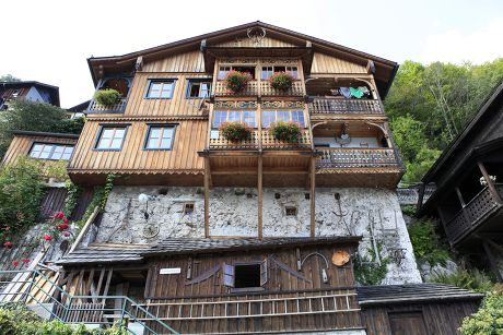 Typical House On Hallstaetter Lake Hallstatt - Foto de stock de ...