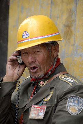 Construction Worker Chinese Foreman Wearing Helmet Redaktionelles ...