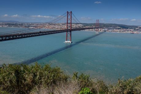 250 Lisbon suspension bridge Stock Pictures, Editorial Images and Stock ...