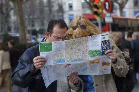 46 Tourist reading map Stock Pictures, Editorial Images and Stock ...