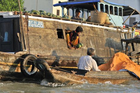 31 Loading onto boats Stock Pictures, Editorial Images and Stock Photos ...