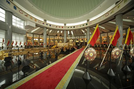 500 Royal regalia Stock Pictures, Editorial Images and Stock Photos ...