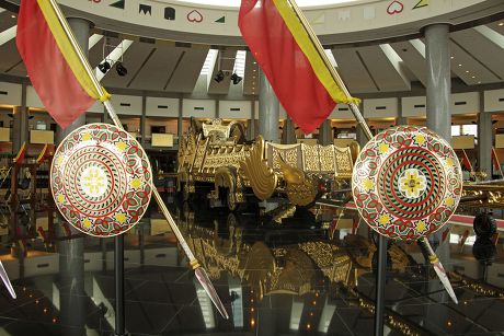 500 Royal regalia Stock Pictures, Editorial Images and Stock Photos ...