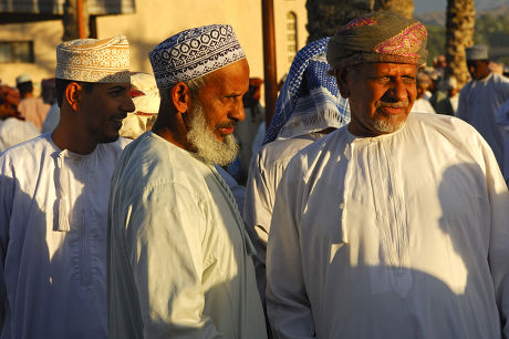 Omani Men Wearing National Costume Dishdasha - Foto de stock de ...