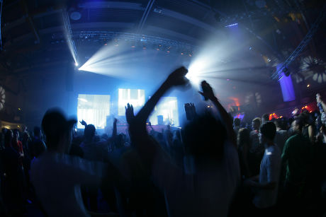 250 Large crowd dancing Stock Pictures, Editorial Images and Stock ...