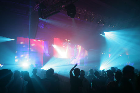 250 Large crowd dancing Stock Pictures, Editorial Images and Stock ...
