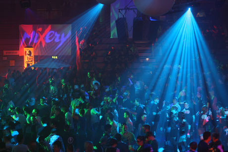 250 Large crowd dancing Stock Pictures, Editorial Images and Stock ...