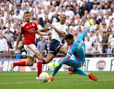 Swindon Towns Massimo Luongo Crosses Ball Editorial Stock Photo - Stock ...