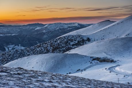 Sibillini Mountains Sunset Winter Umbria Italy Editorial Stock Photo ...