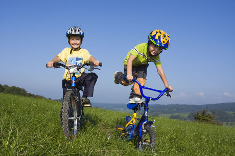 250 Boys on bikes Stock Pictures, Editorial Images and Stock Photos ...