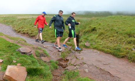 imágenes de Wales Rugby Squad Walk Pen y Fan, Britain - 26 Jun 2015 ...