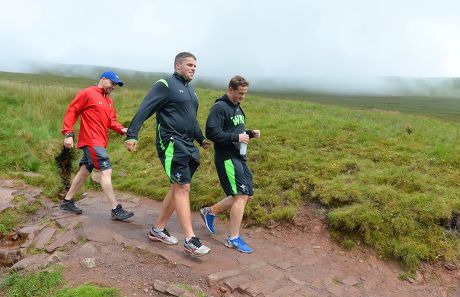imágenes de Wales Rugby Squad Walk Pen y Fan, Britain - 26 Jun 2015 ...