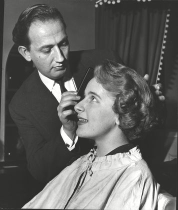 250 Hairdressing 1950s Stock Pictures, Editorial Images and Stock ...